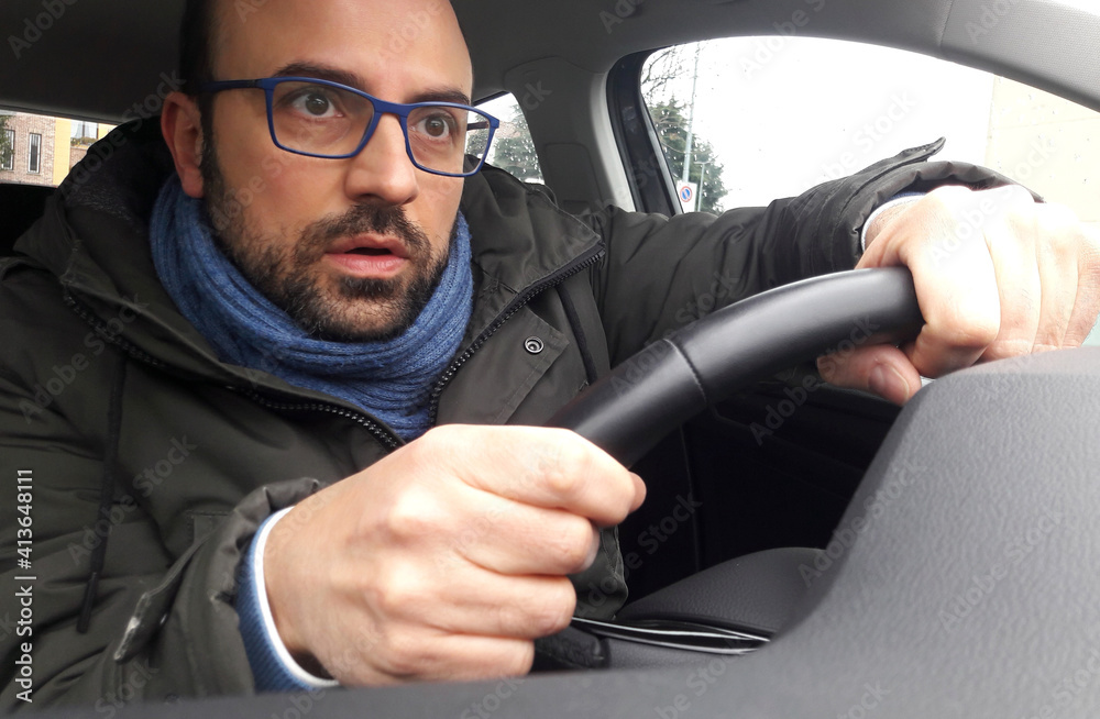 Uomo concentrato alla guida dell'auto Stock Photo | Adobe Stock