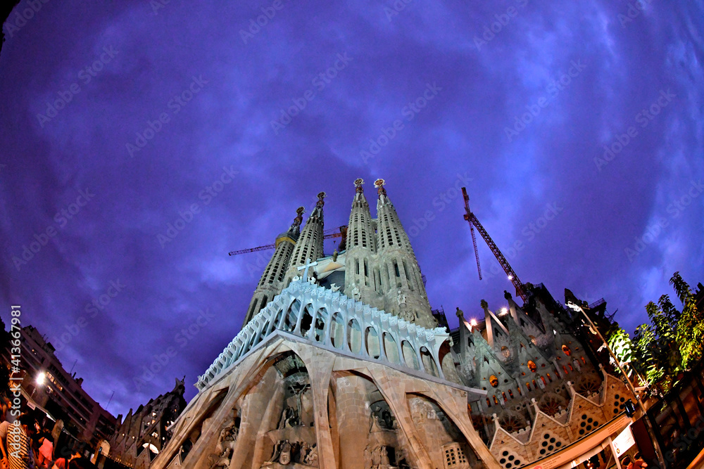 Fotka „Fisheye view of the Passion Façade and towers under storm clouds ...