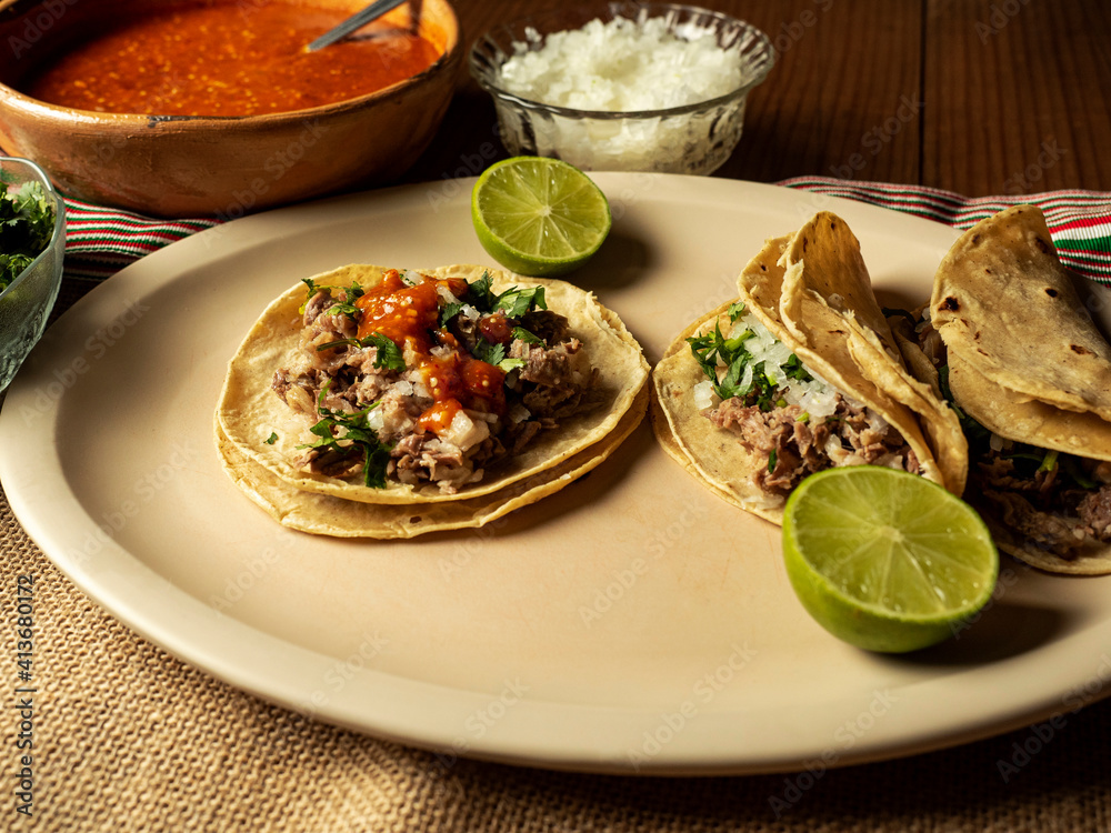 Tacos de cabeza de res con cilantro, cebolla, limon y salsa roja ...