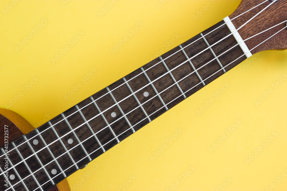 Poster Frettes d'ukulélé sur fond jaune vif.photo aérienne d'ukulélé ...