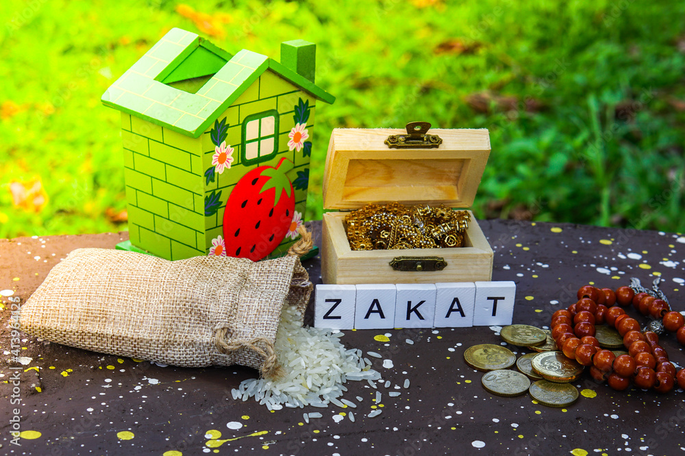 Foto de ZAKAT word coin stacked, rice grain in bowl and mini house on ...