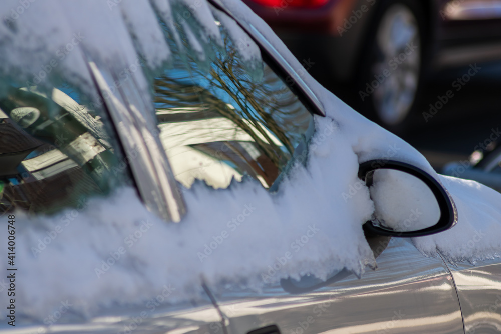 Foto de Snow covered car windows after blizzard and snowstorm show icy ...