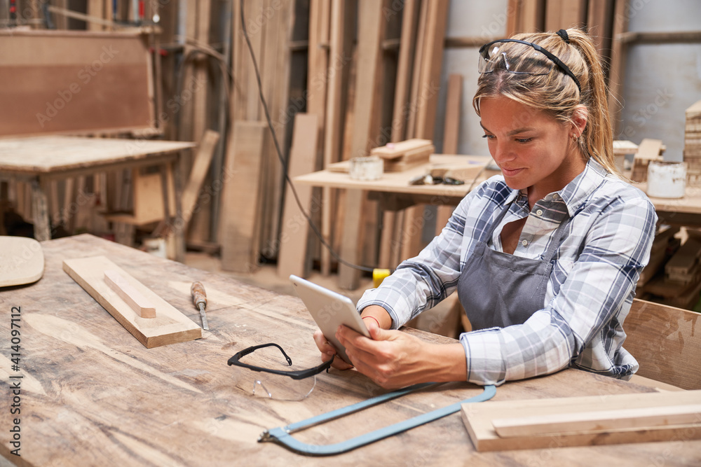 Handwerker Frau am Computer in der Schreinerei Stock Photo | Adobe Stock