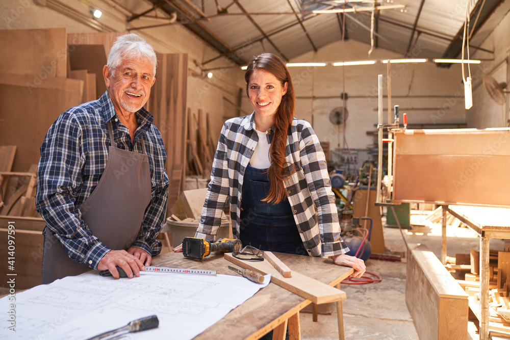 Handwerksmeister und junge Frau als Lehrling Stock Photo | Adobe Stock