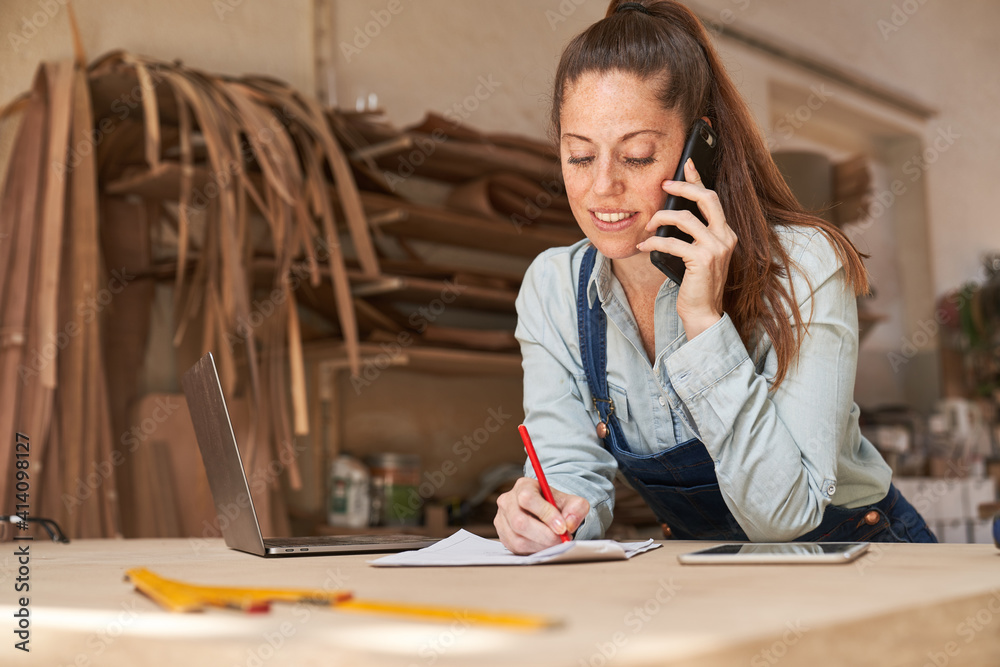 Handwerker Frau beim Kundengespräch am Telefon Stock Photo | Adobe Stock