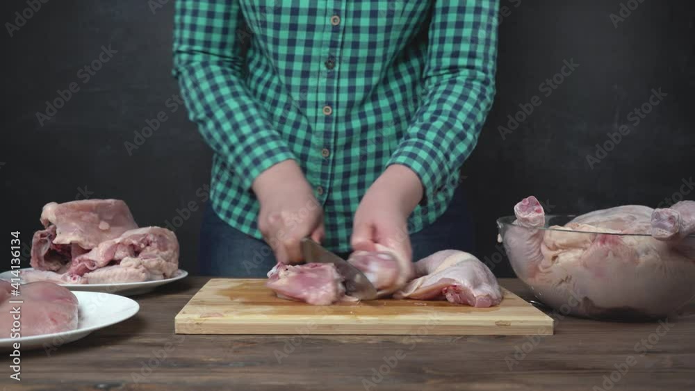 Girl butchering a chicken with a chef's knife Stock ビデオ | Adobe Stock
