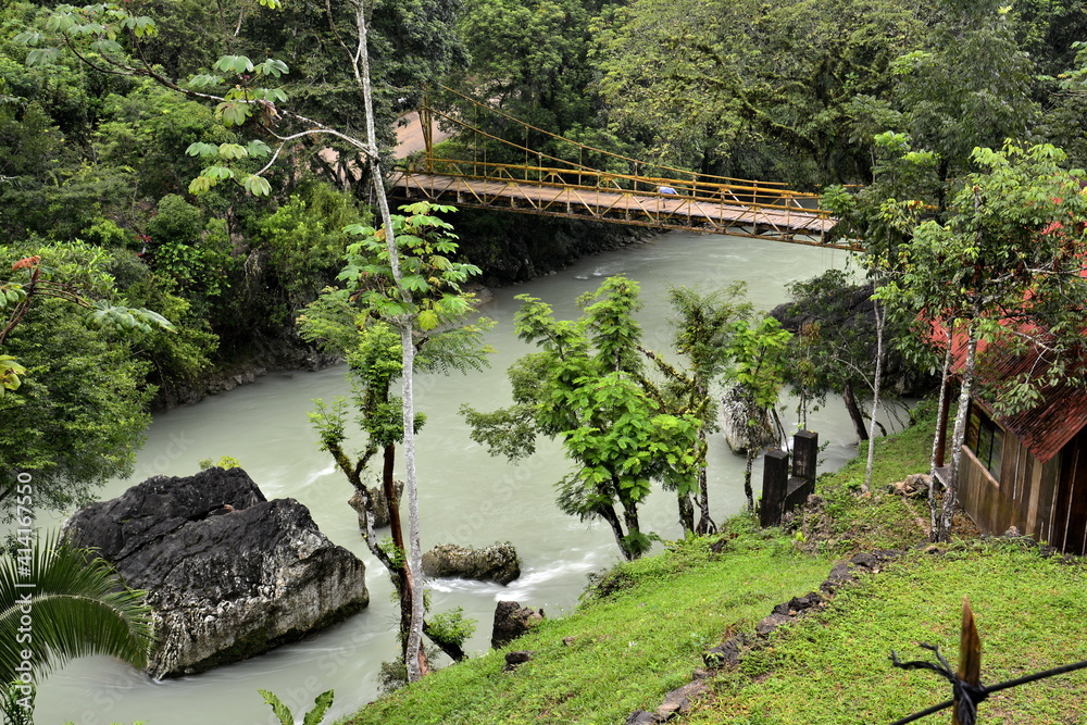 Paisajes de pozas escalonadas de agua, todas de color turquesa en el ...