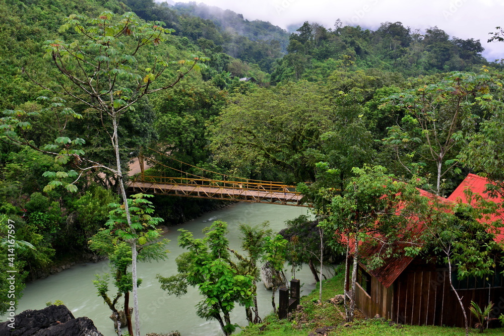 Paisajes de pozas escalonadas de agua, todas de color turquesa en el ...