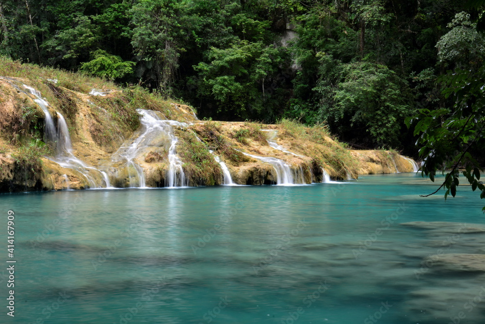 Paisajes de pozas escalonadas de agua, todas de color turquesa en el ...