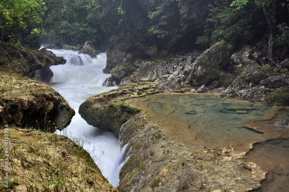 Paisajes de pozas escalonadas de agua, todas de color turquesa en el ...