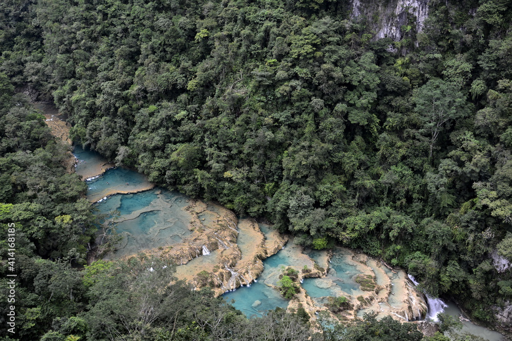 Paisajes de pozas escalonadas de agua, todas de color turquesa en el ...