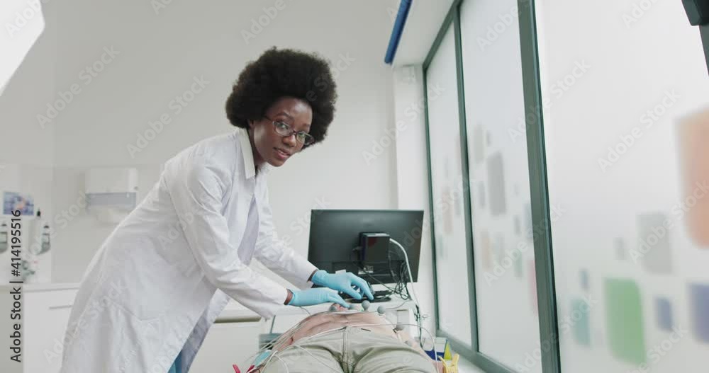 Video „Install ECG Suckers. Hospital Nurse Fixing Electrodes On Patient ...