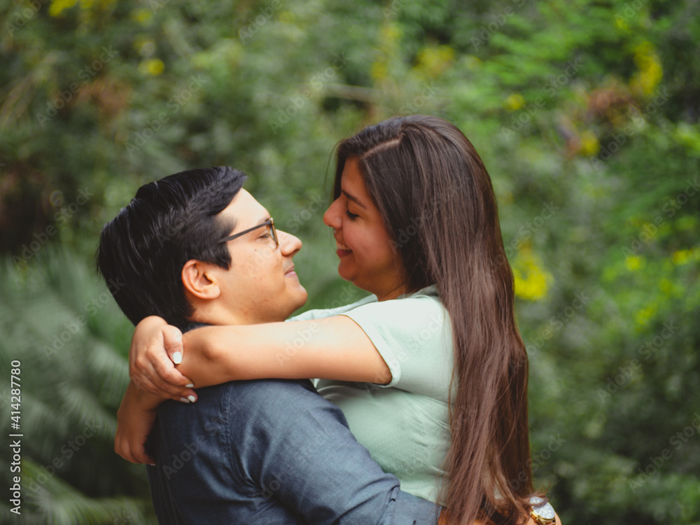 pareja latina besandose en el parque Stock Photo | Adobe Stock