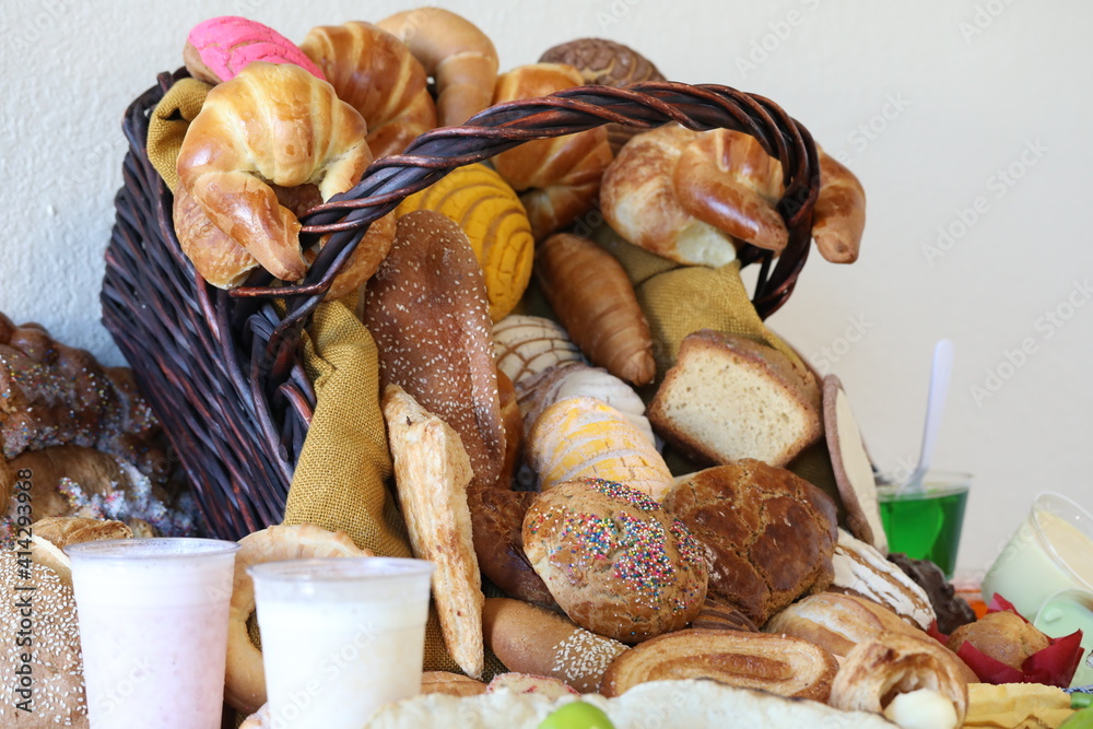 canasta llena de pan tradicional mexicano Stock Photo | Adobe Stock