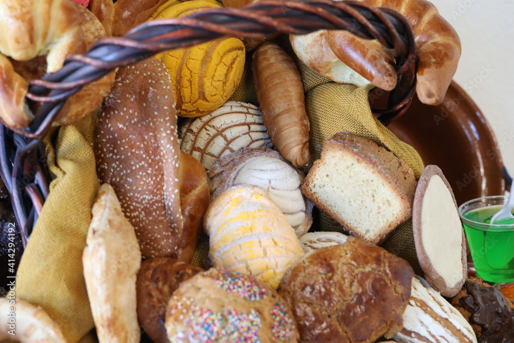 canasta llena de pan tradicional mexicano Stock Photo | Adobe Stock