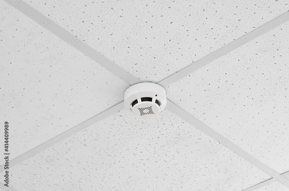 Ceiling-mounted fire safety sensor. Modern ceiling smoke detector Stock ...