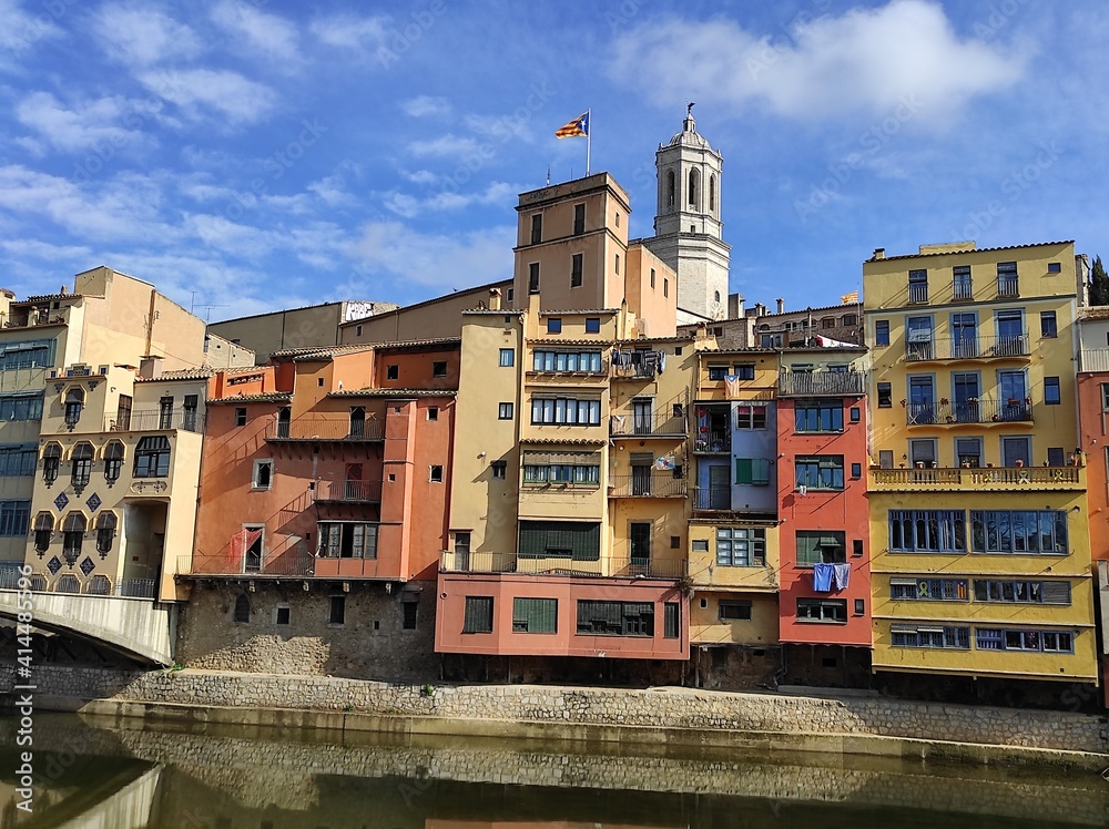 Casas pintadas sobre el río Onyar, en Girona con la torre de la ...