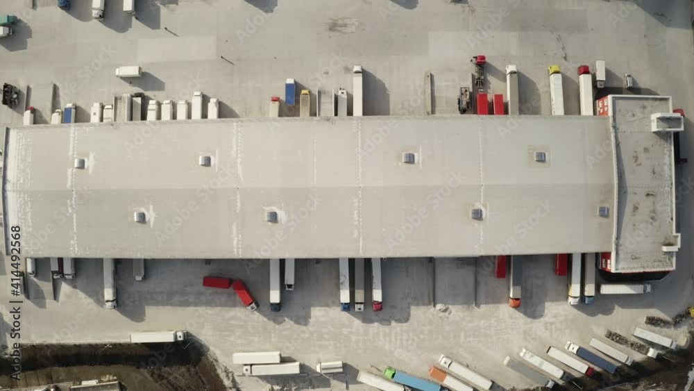 Vidéo Stock Movement of trucks at logistics freight terminal - top view ...