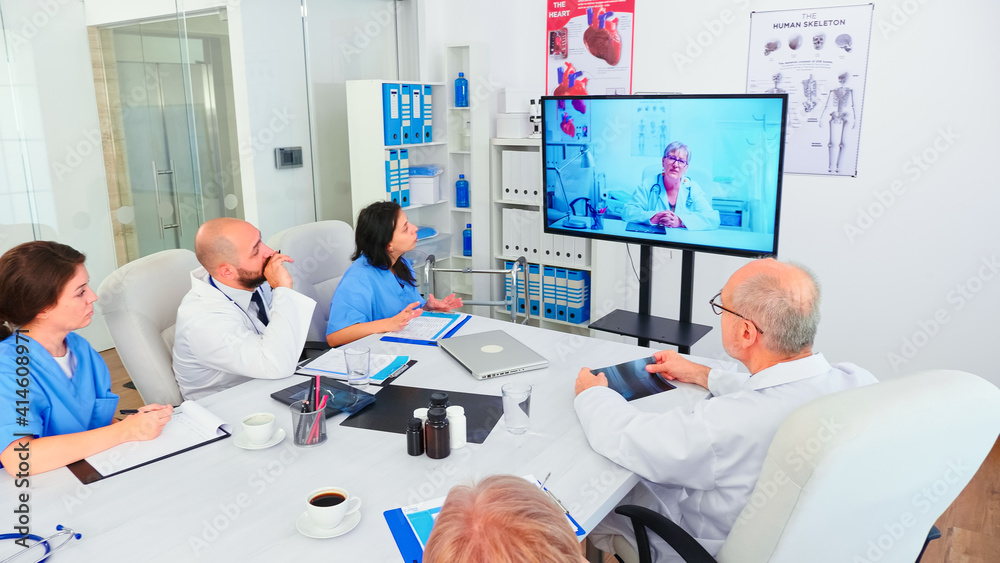 Foto de Team of medical staff during video conference with doctor in ...