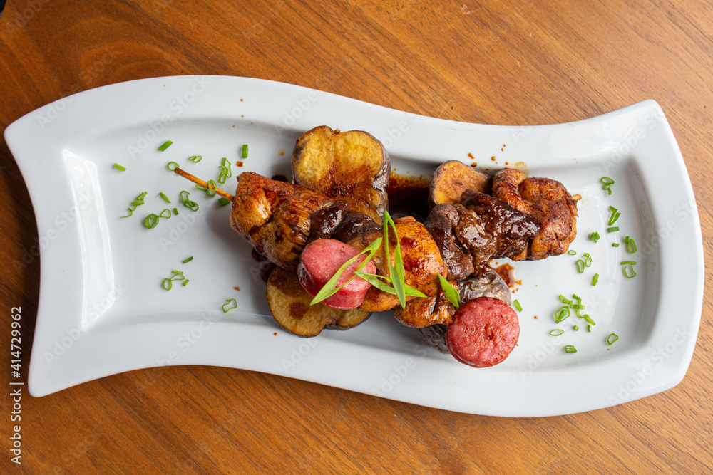 Anticucho comida típica del Perú, carne de res, pollo y chorizo con una ...