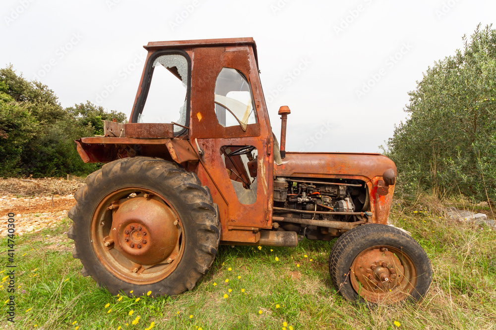 Foto Stock Alter rostiger Traktor stehend auf der Wiese mit gebrochenen ...
