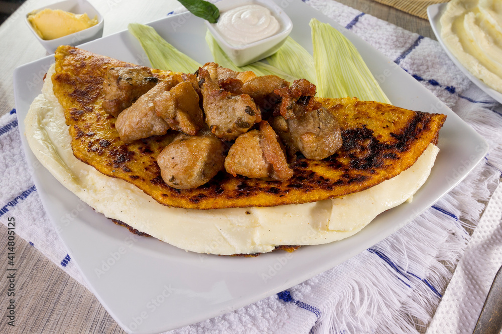 Comida típica de Venezuela servido en plato para restaurante, cachapas ...