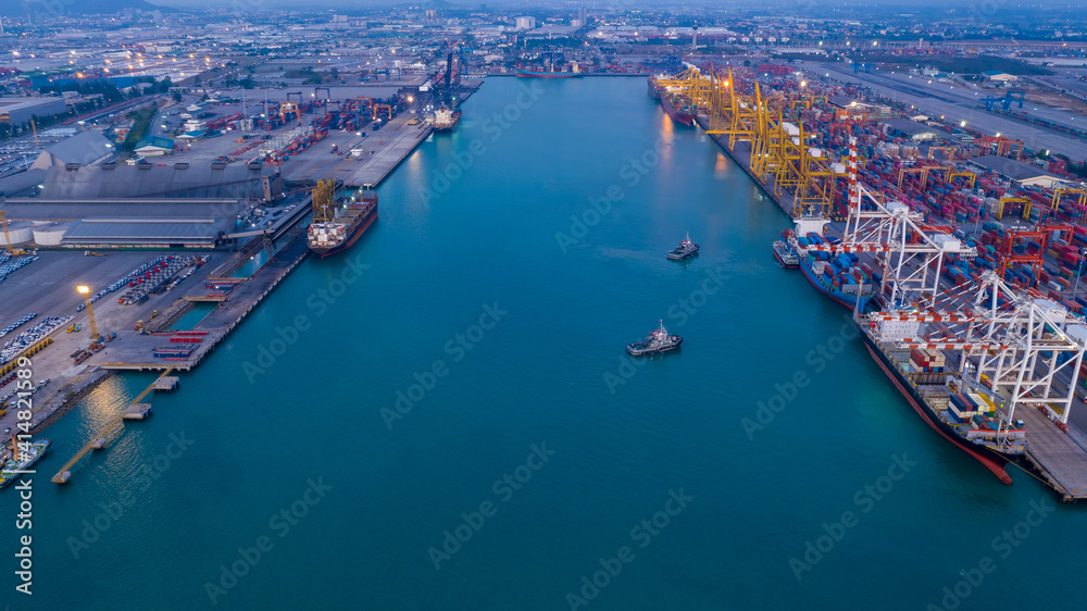 Container ship terminal, Unloading and quay crane of container ship at ...
