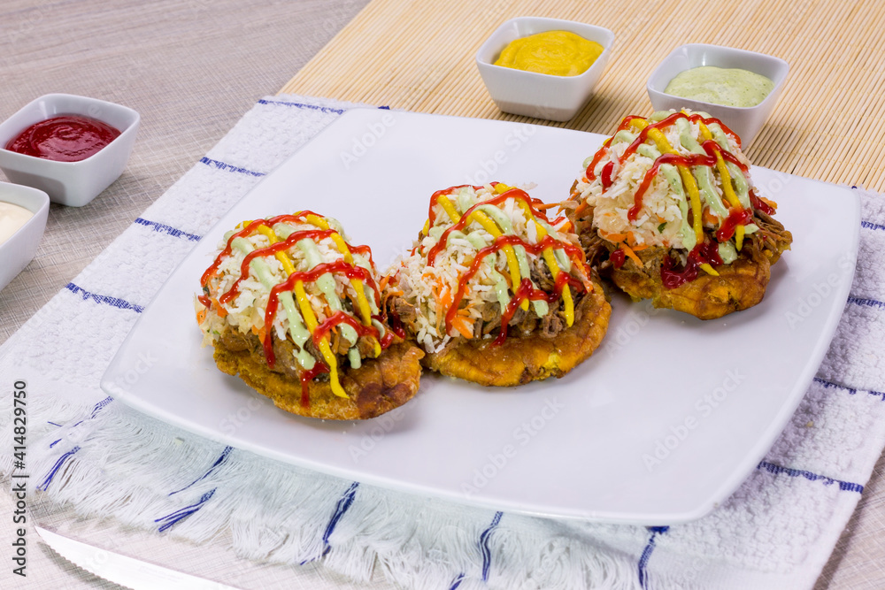 Foto de Plato de comida venezolana hecho de tostón con ensalada de col ...