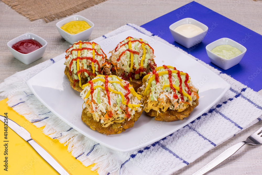 Foto de : Plato de comida venezolana hecho de tostón con ensalada de ...