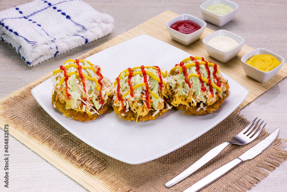 Foto de : Plato de comida venezolana hecho de tostón con ensalada de ...