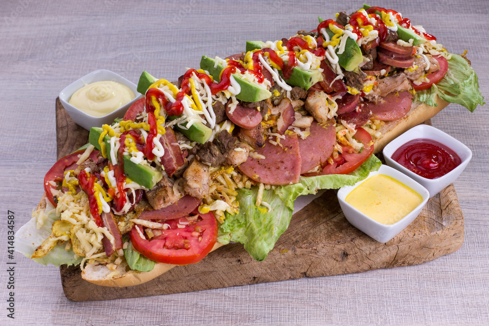 Comida rápida venezolana hecho de carne, pollo, lechuga, ensalada de ...