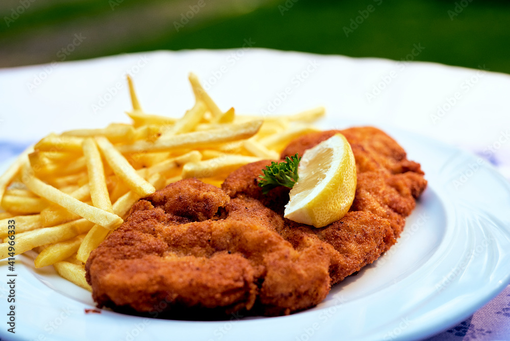 Wiener Schnitzel Mit Pommes Schnitzel ``Wiener Art``