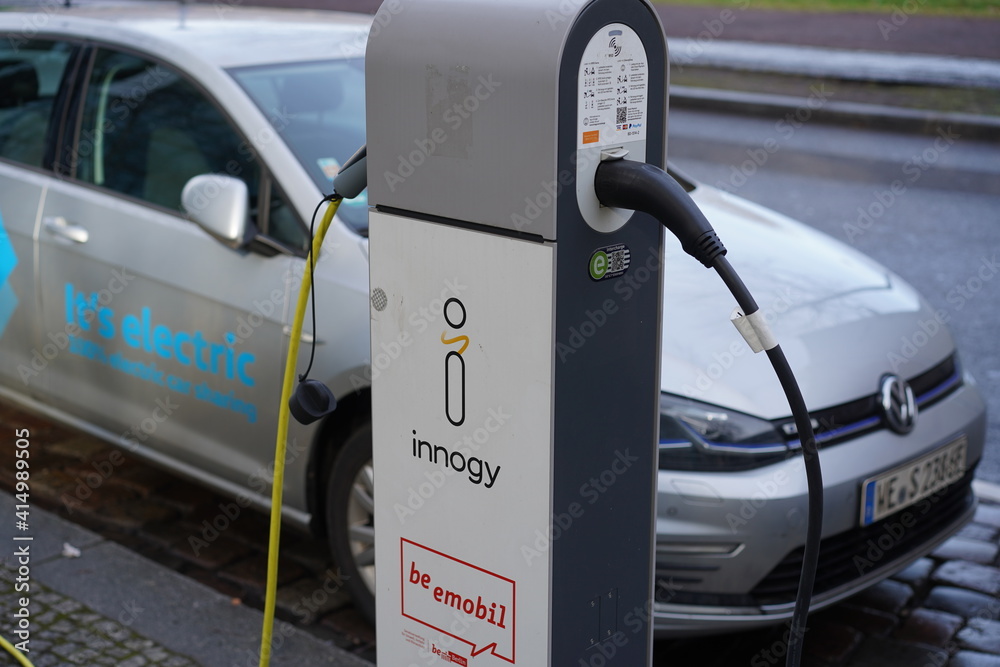 Foto de E.ON innogy Ladesäule für e-Autos beim Ladevorgang in Berlin am ...