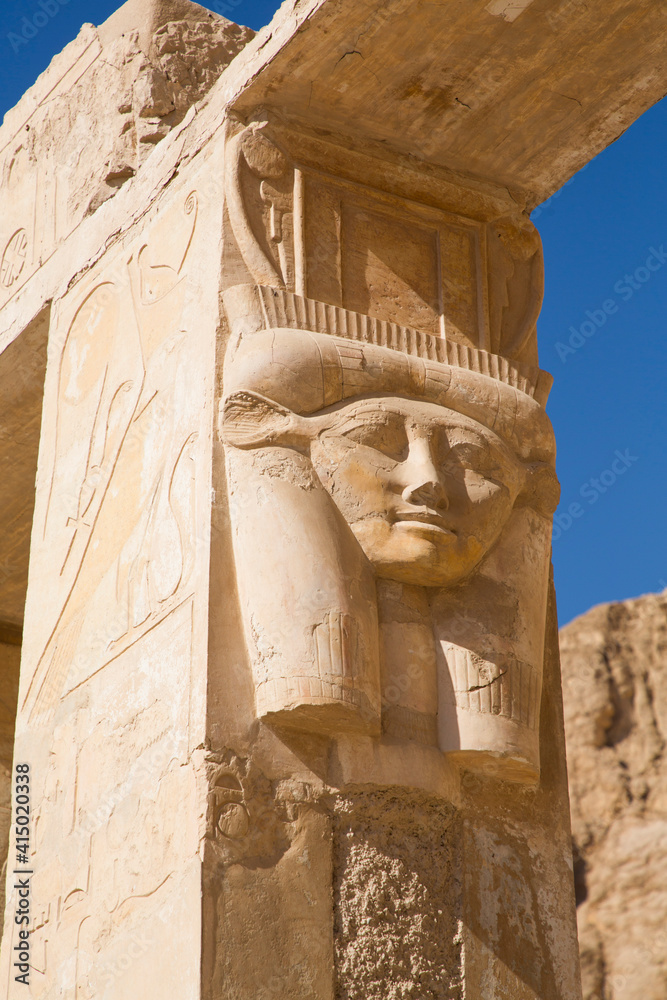 Foto de Hathor Column, Temple of Hathor, Hatshepsut Mortuary Temple ...