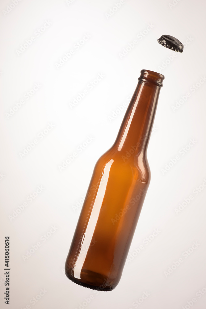 Botella de cerveza artesanal, vacía con corcholata volando Stock Photo ...