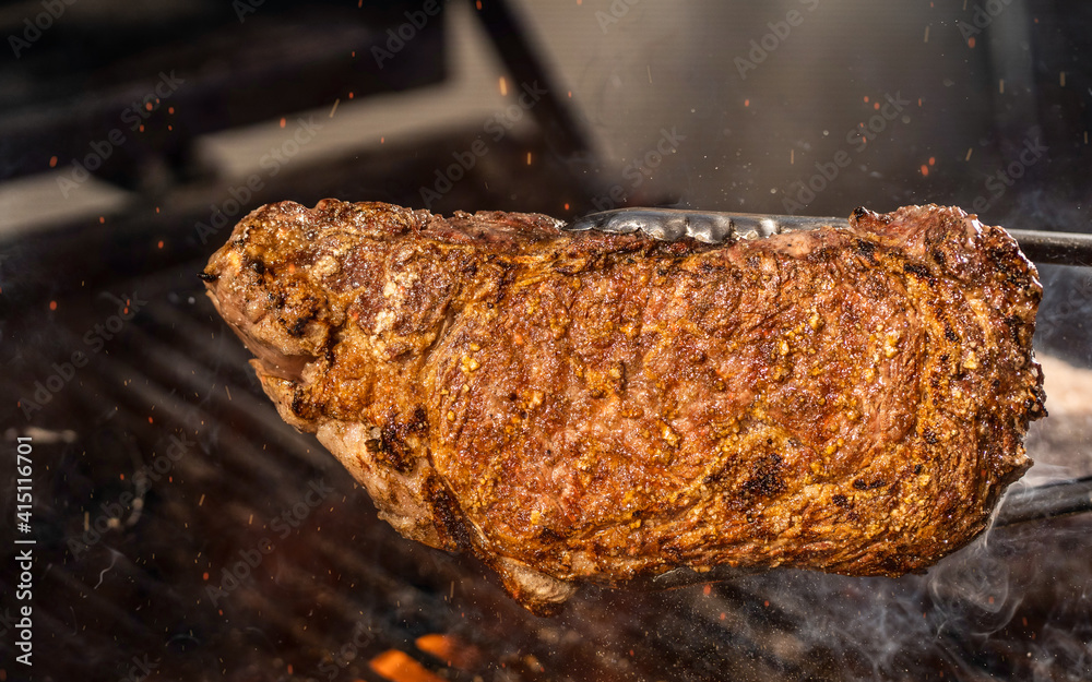 corte de carne de res ribeye a las brasas en la parrilla Stock Photo ...