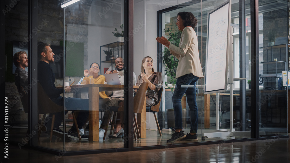 Foto de Project Manager Makes a Presentation for a Young Diverse ...