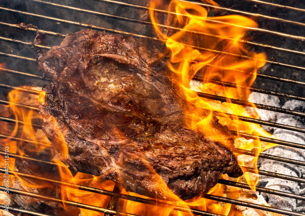 corte de carne de res ribeye a las brasas en la parrilla Stock Photo ...