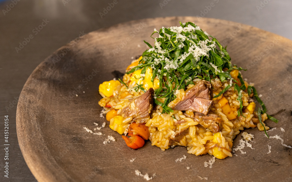 arroz cremoso estilo risoto con cola de res y vegetales servido en ...