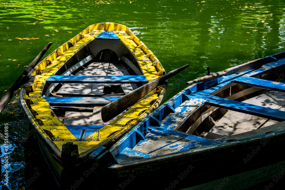 Botes de recreo en uno de los estanques entre abundante vegetación que ...