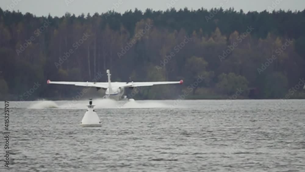 Video „The Twin-engine seaplane a seaplane rises from water, from the ...