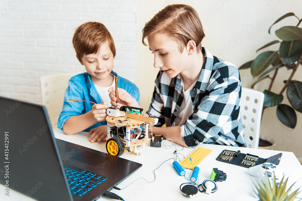 Foto de Two boys programming and building science robotics project on ...