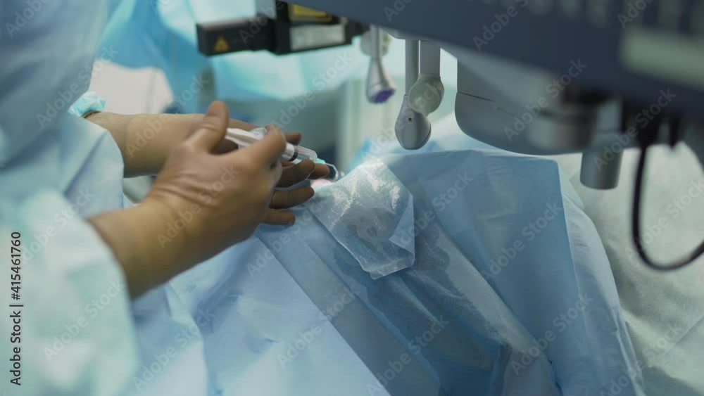 Stockvideon The doctor uses a syringe to instill the pain reliever into ...