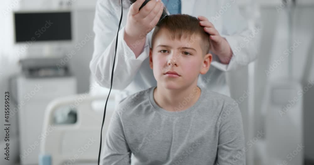 Nurse shaving teen boy before chemotherapy in hospital ward Stock 비디오 ...