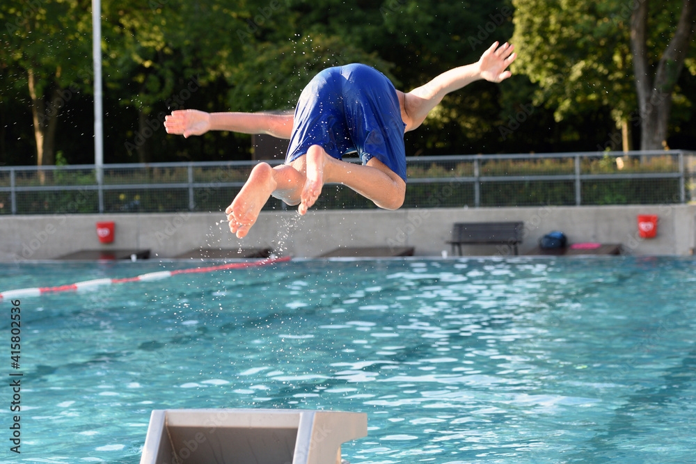 Badespaß und Springen m Freibad Laakirchen, Österreich, Europa ...