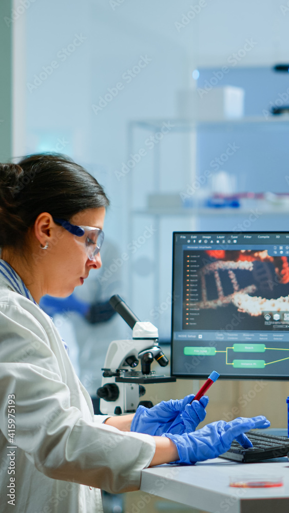 Foto de Team of microbiology scientists discussing about virus ...