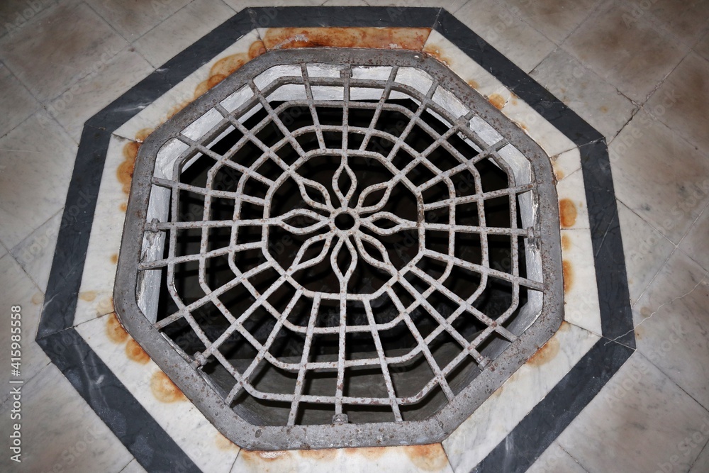 Napoli – Grata della cripta nella Basilica di San Pietro ad Aram Stock ...