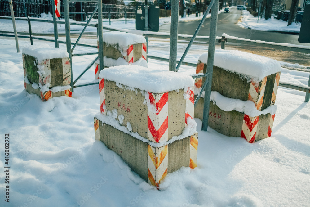 Beton Gewichte an einem Schild im Winter mit Schnee Stock Photo | Adobe ...