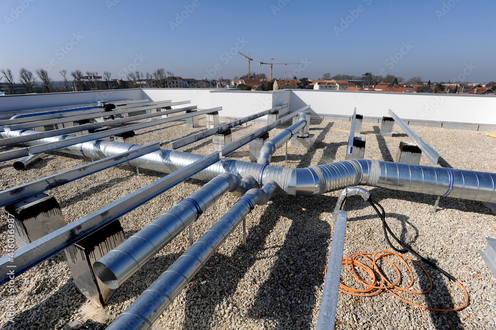 gaines de ventilation sur un toit Stock Photo | Adobe Stock