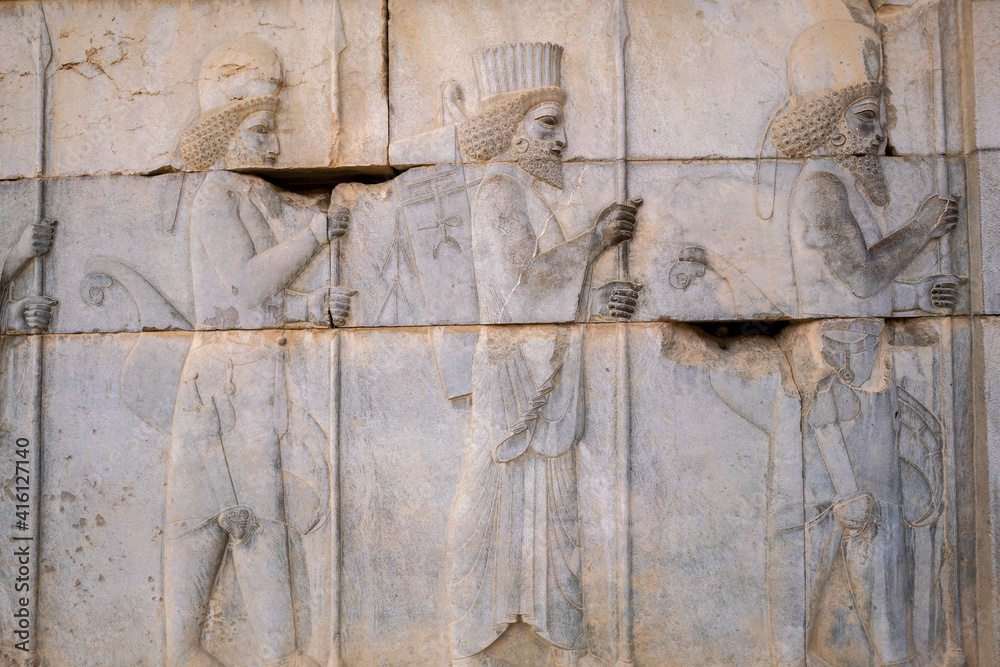 Foto de Ruins, statues and murals of ancient persian city of Persepolis ...
